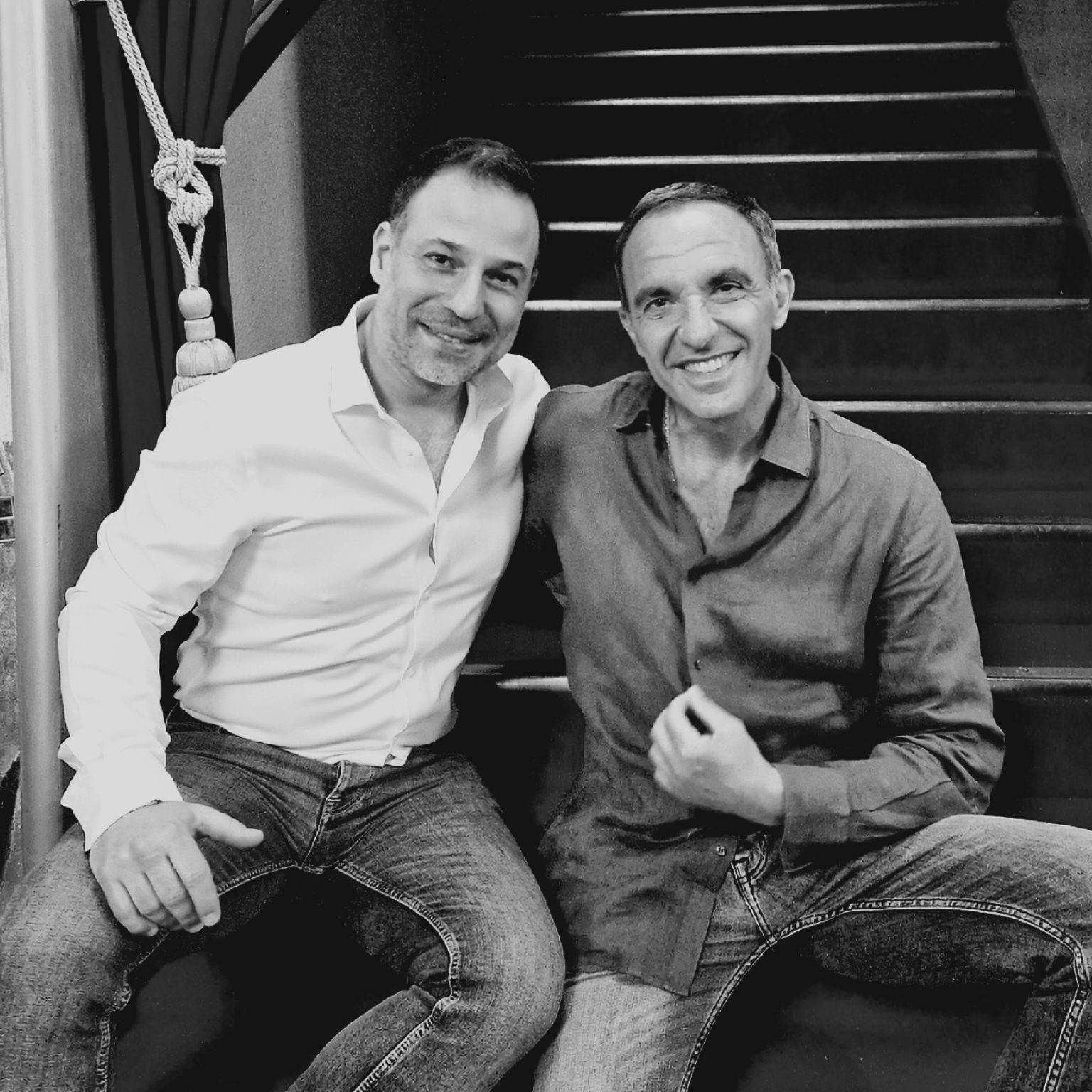 À La Haye, quand l’art de Nikos Aliagas rencontre l’engagement de Mario Barravecchia pour la SLA ...